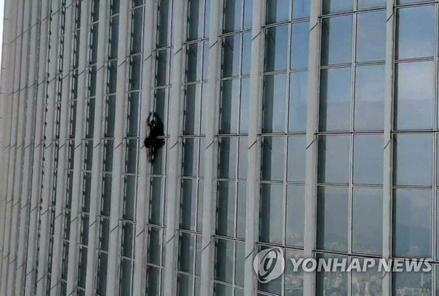 British ‘Spider-man’ under custody after reaching 72nd floor of Lotte ...