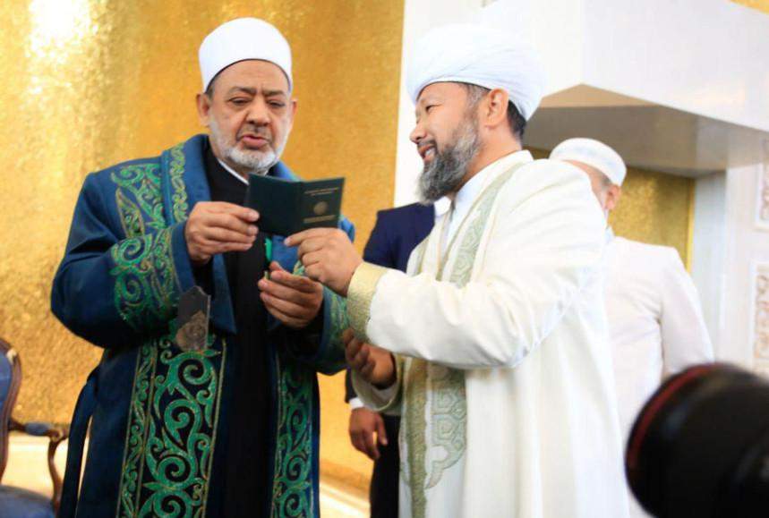 Mufti of Kazakhstan presents Grand Imam of Al-Azhar traditional 'Shapan ...