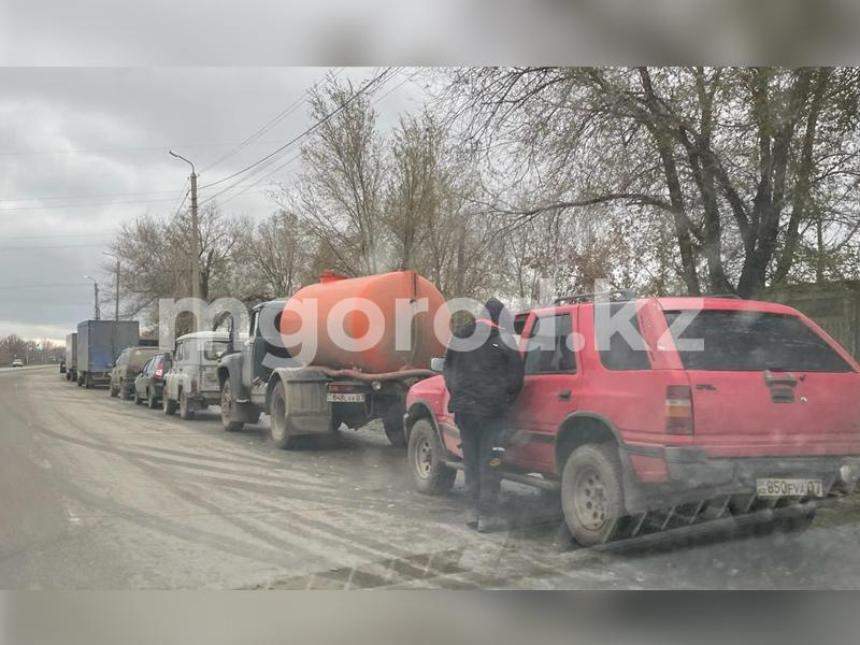 Ряд заправок в Уральске отпускали газ только по талонам