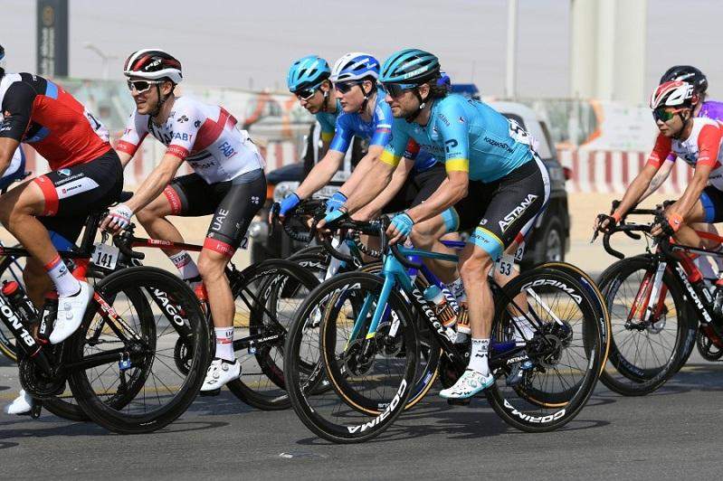 Saudi Tour Stage 1. Manuele Boaro battles through crosswinds in desert ...