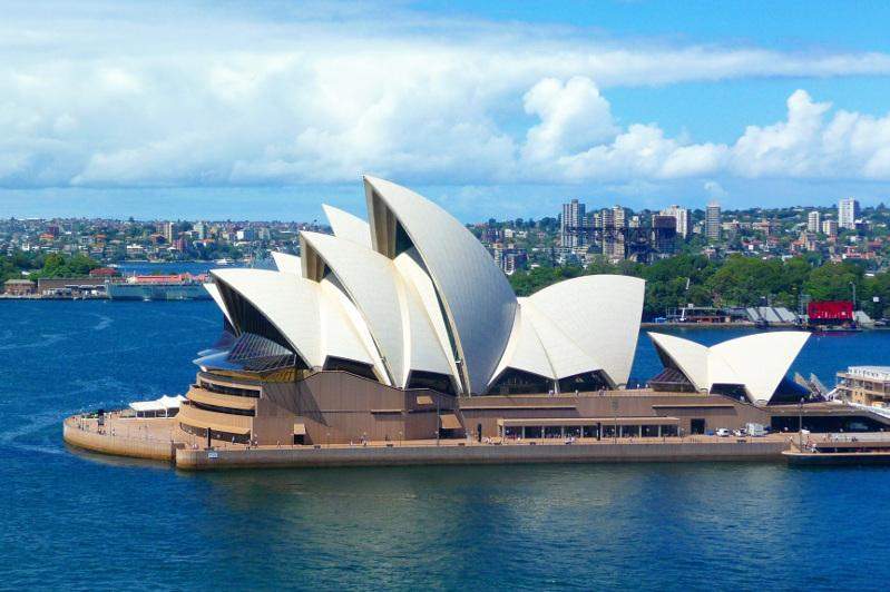 Virus: Australia closes state border for 1st time in 100 years