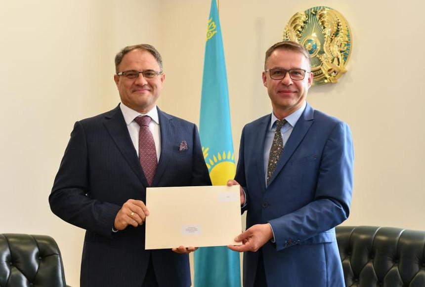 Newly appointed ambassadors of Switzerland and Lithuania present copies ...