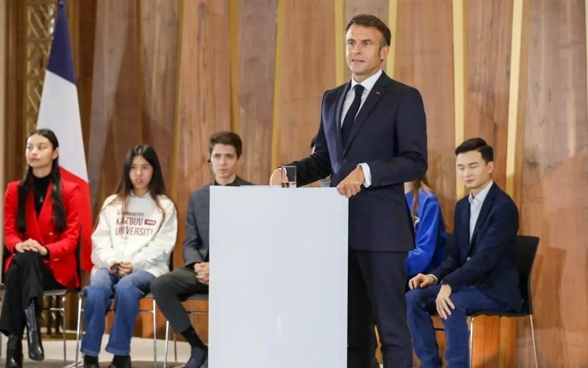 Emmanuel Macron meets with students of MNU International School of ...