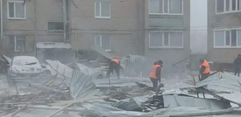 Wild wind rips roof off residential building in Kostanay region