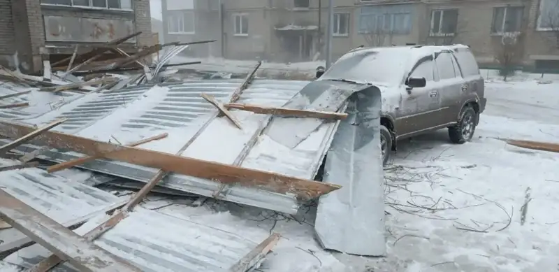 Wild wind rips roof off residential building in Kostanay region