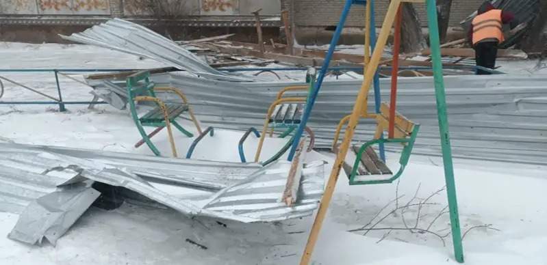 Wild wind rips roof off residential building in Kostanay region