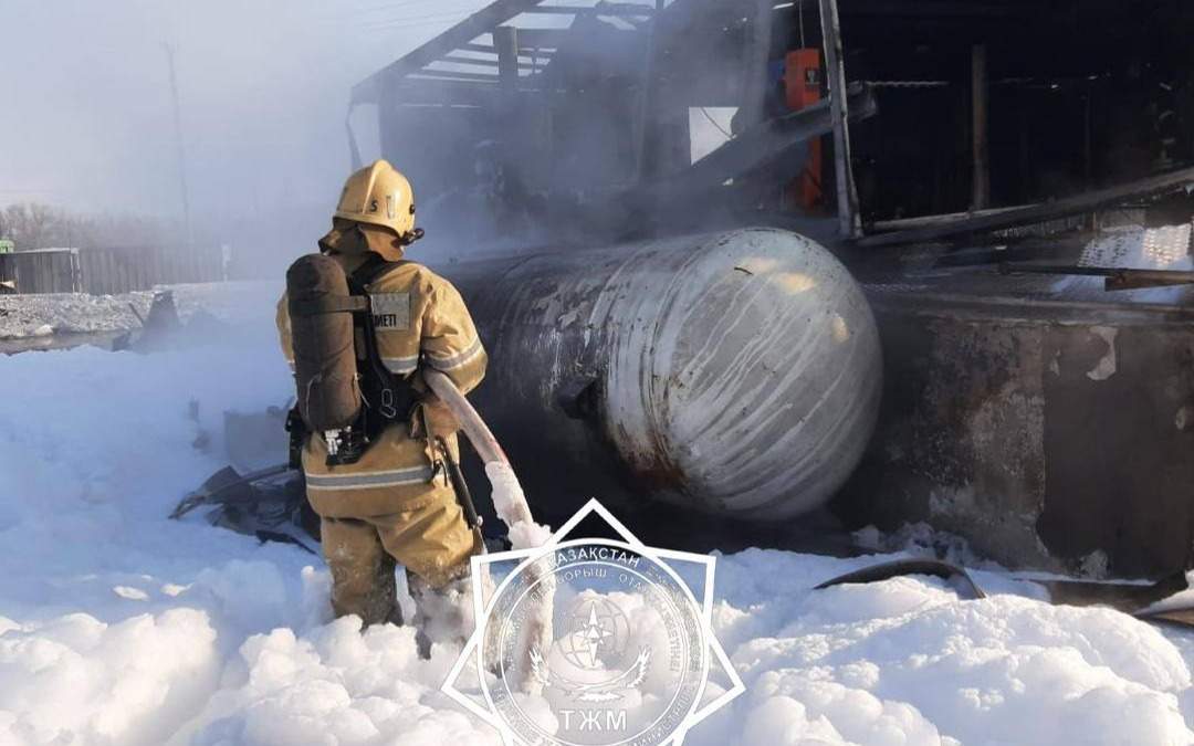 Более 60 газовых баллонов вынесли из горящей АЗС карагандинские пожарные