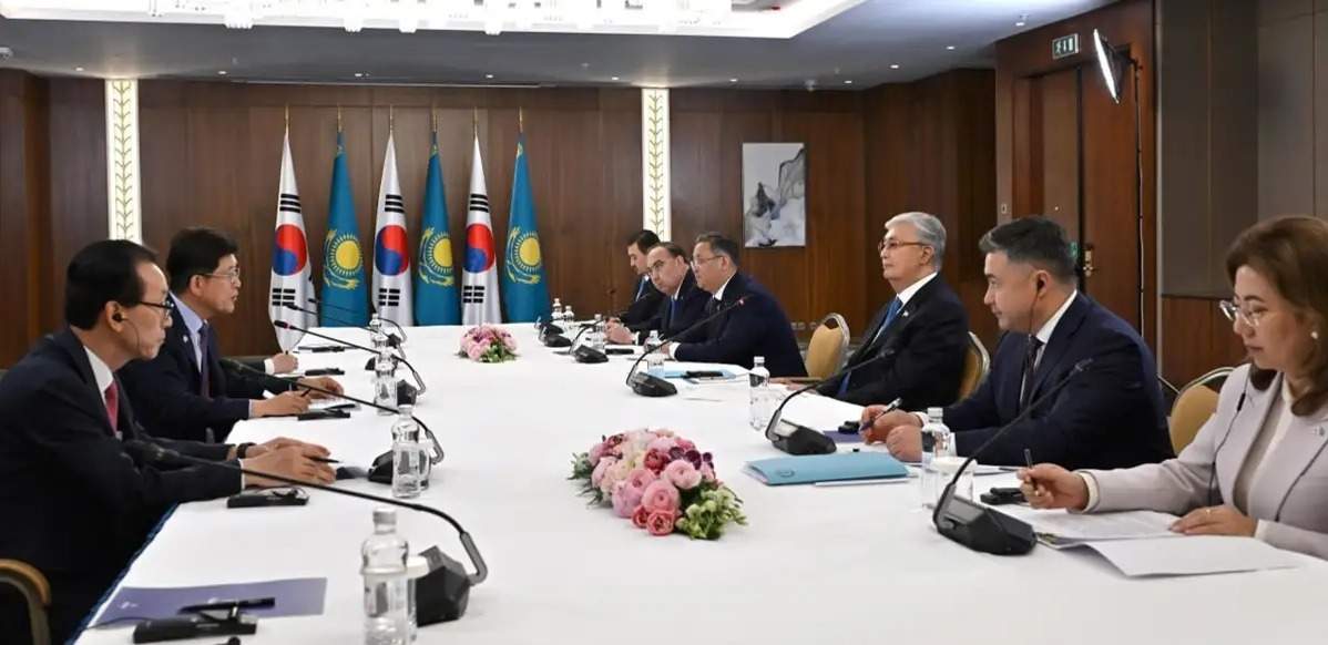 Head of State Tokayev meets with BNK Financial Group CEO Bin Dae-in