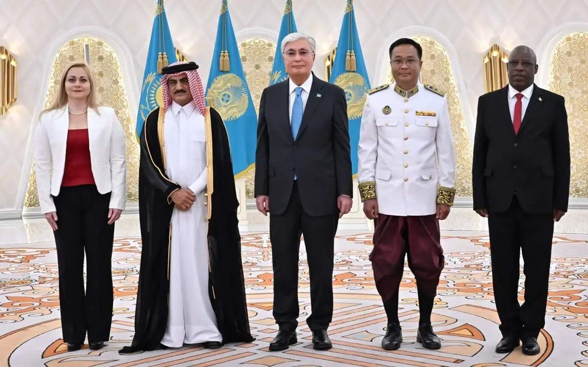 پرەزيدەنت ءبىرقاتار مەملەكەتتىڭ ەلشىلەرىنەن سەنىم گراموتالارىن قابىلدادى