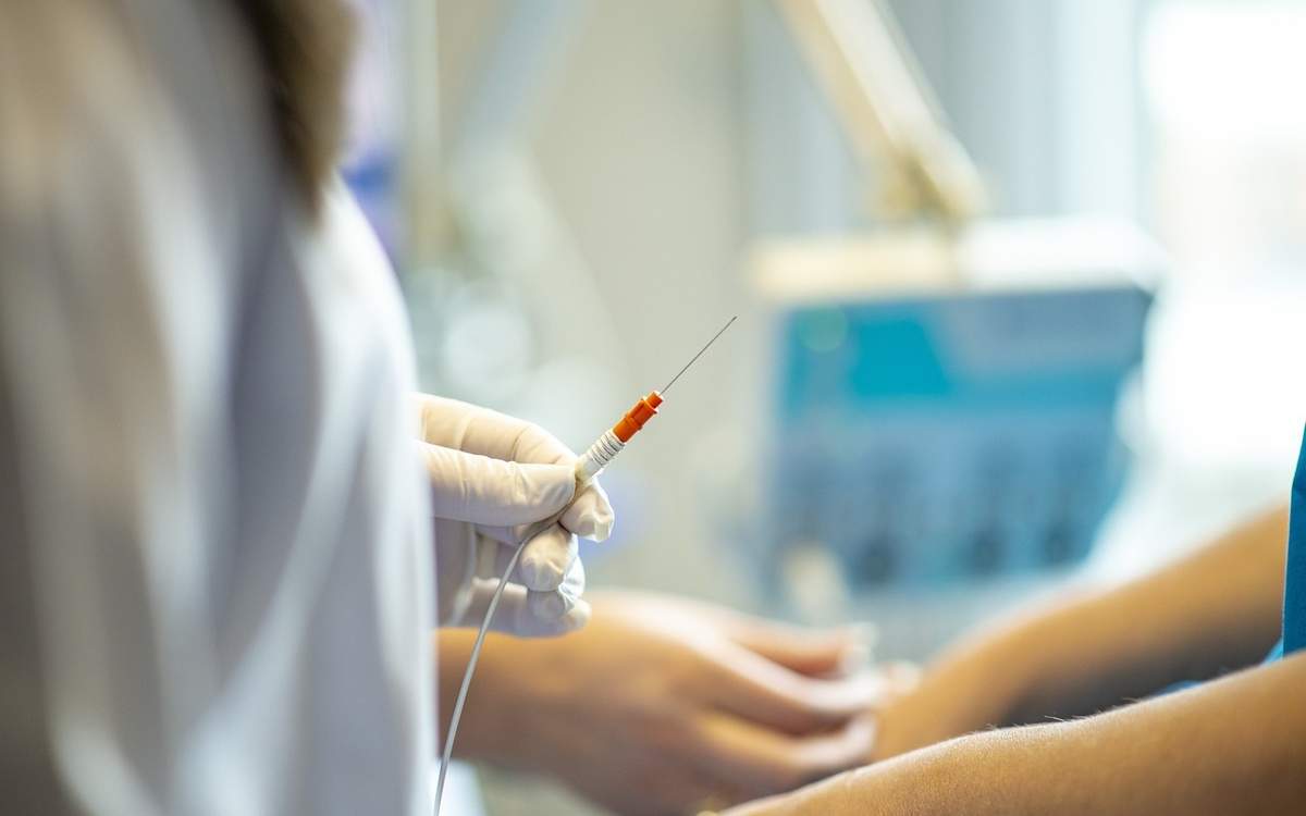 Стало известно о состоянии выпавшей с девятого этажа девушки в Алматы