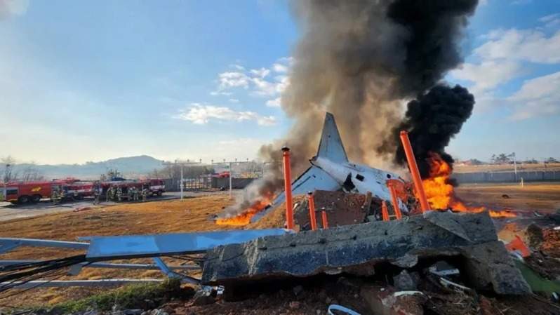 South Korea: Eyewitnesses report sparks in engine, explosions before ...