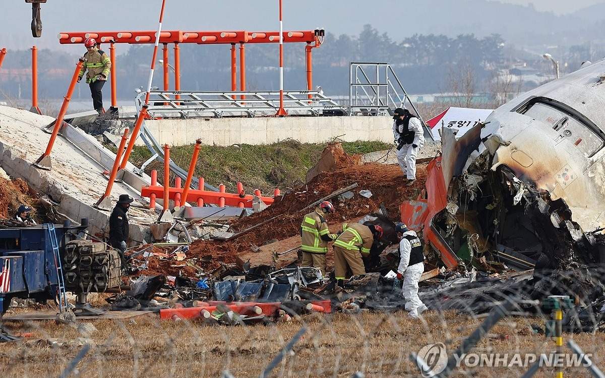 Questions raised on concrete mound at Muan airport where Jeju Air plane ...