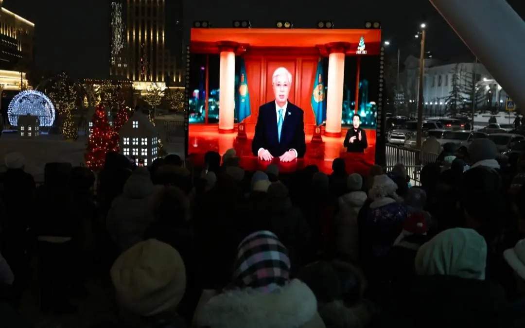 Новогоднее поздравление Президента показали на LED-экранах в Астане и ...