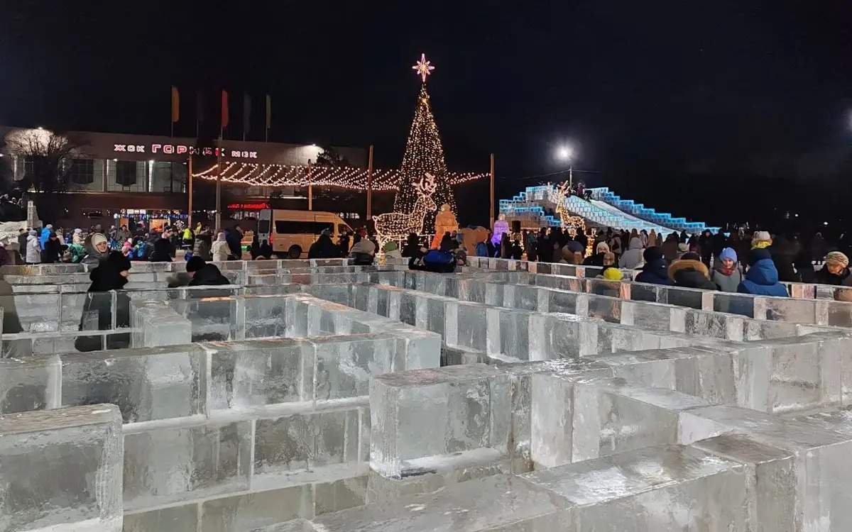 Warm temperature causes melt of ice town in Rudny