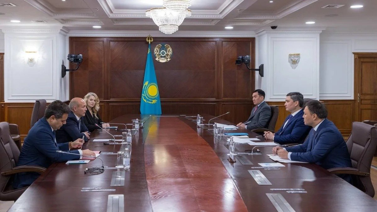 PM Bektenov, Head of Shell Exploration and Production Division Peter Costello discuss oil and ...