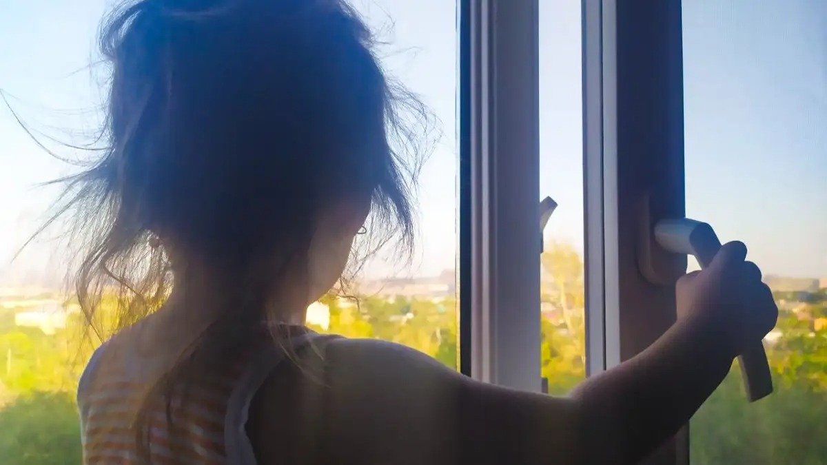 60 children fell from windows since year beginning countrywide