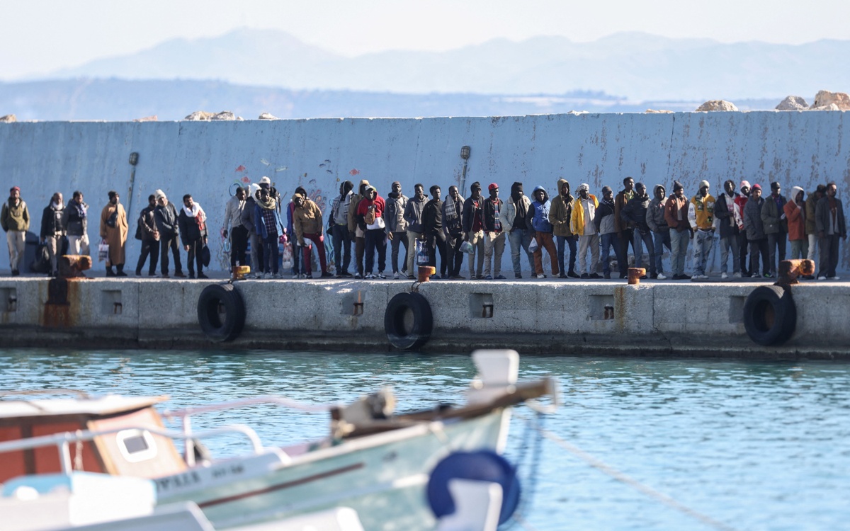 Greek Coast Guard rescues 840 migrants south of Crete over five days