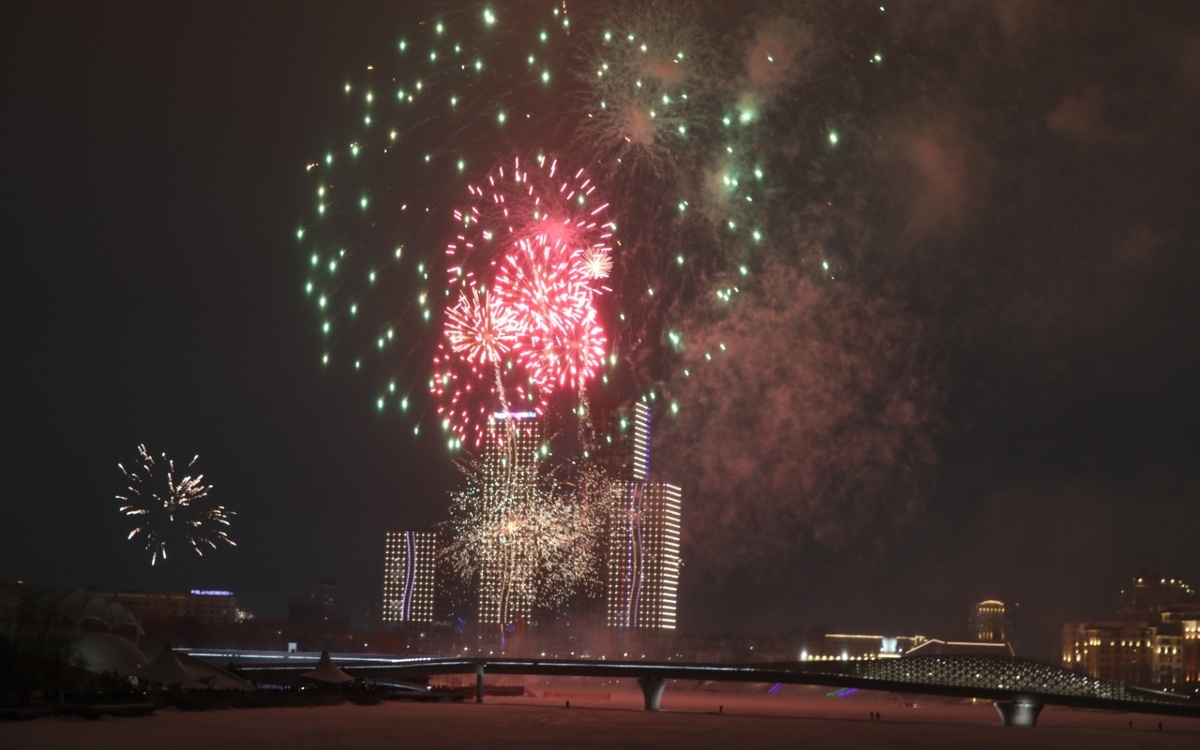 Новогодний салют в Астане собрал тысячи зрителей