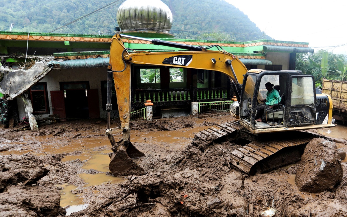 Flash floods in Indonesia's North Sulawesi kill 14, four still missing