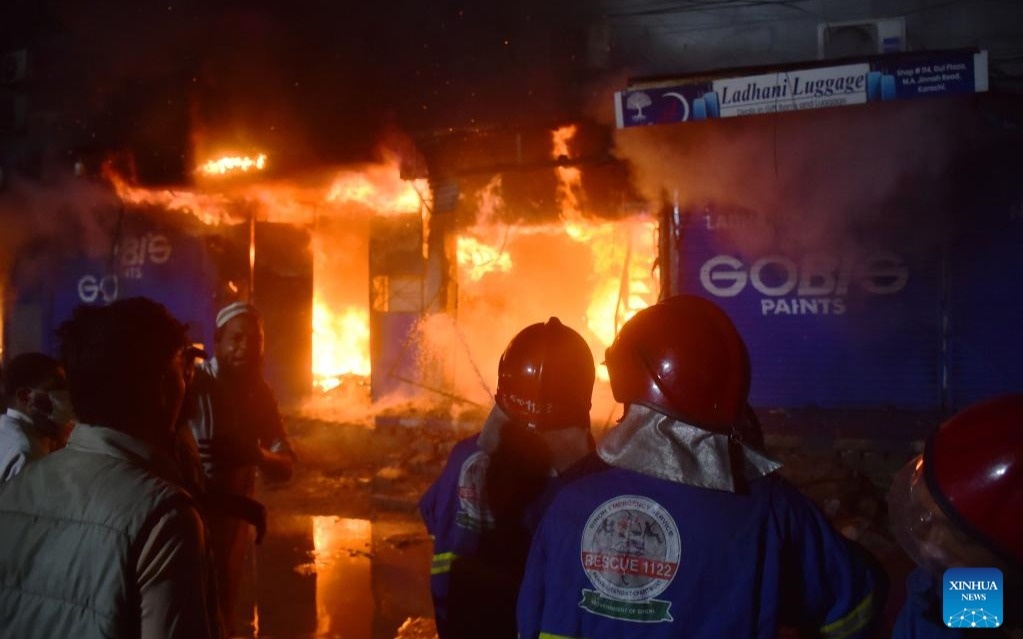 Death toll from shopping mall fire in southern Pakistan rises to 14