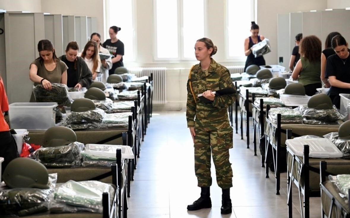 First female volunteers begin military service in Greece